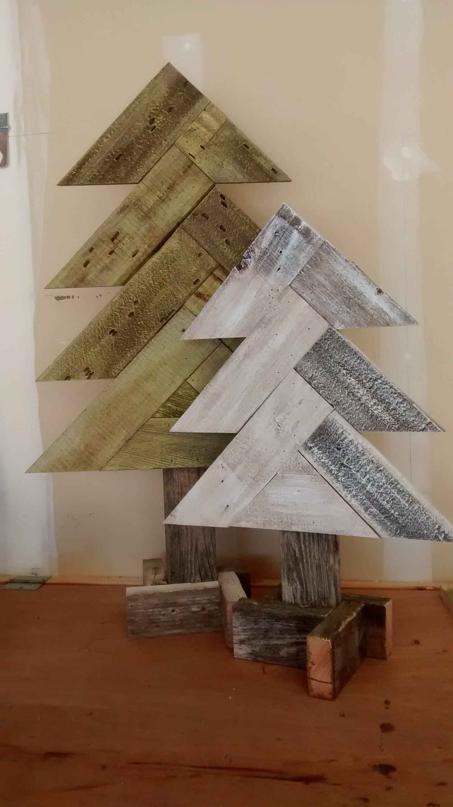 How to Build Rustic Herringbone Wood Christmas Trees | Remodelaholic