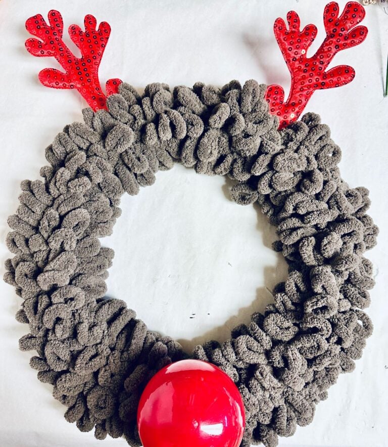 Quick DIY Yarn Reindeer Wreath: Rudolph The Red-Nosed Reindeer ...