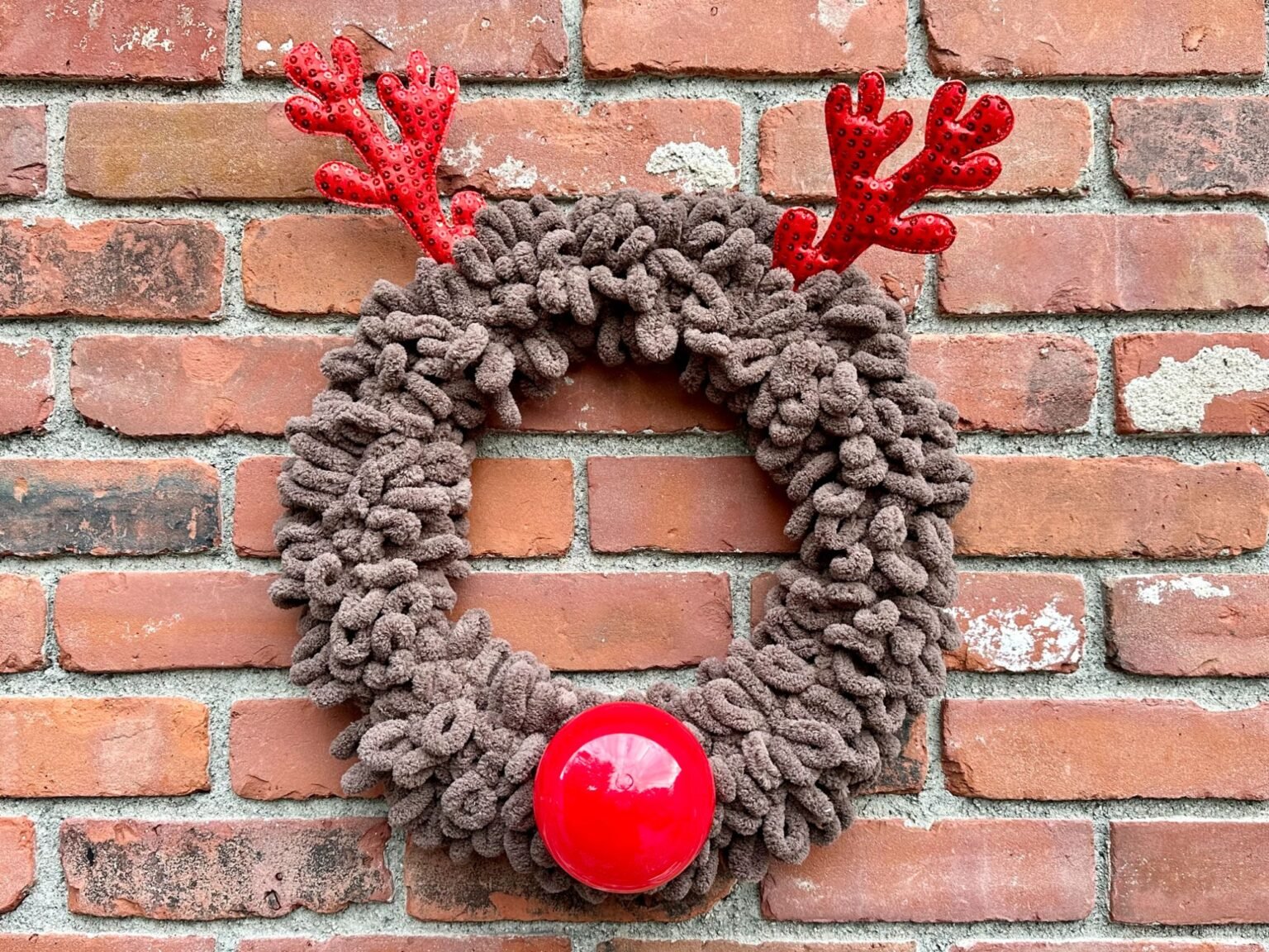 Quick DIY Yarn Reindeer Wreath: Rudolph The Red-Nosed Reindeer ...