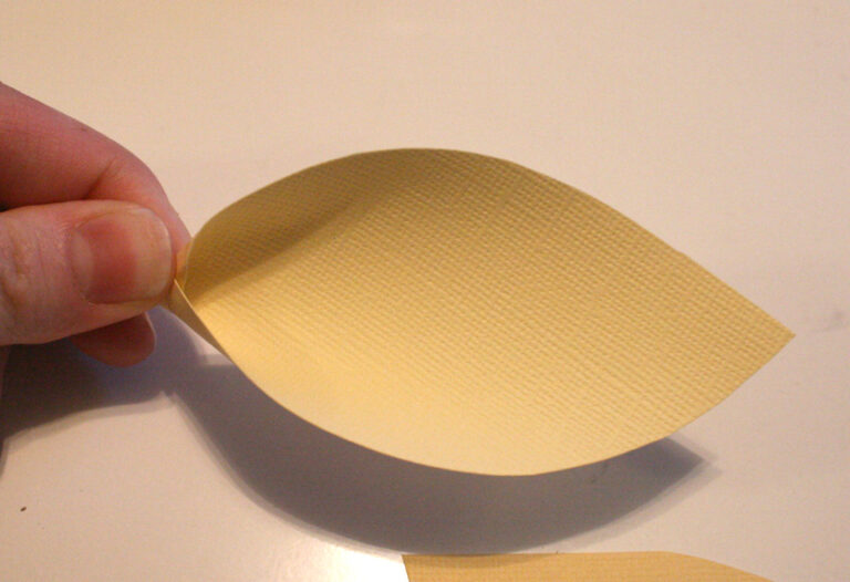 Easy Paper Christmas Decoration: How to Make a Paper Leaf Wreath ...
