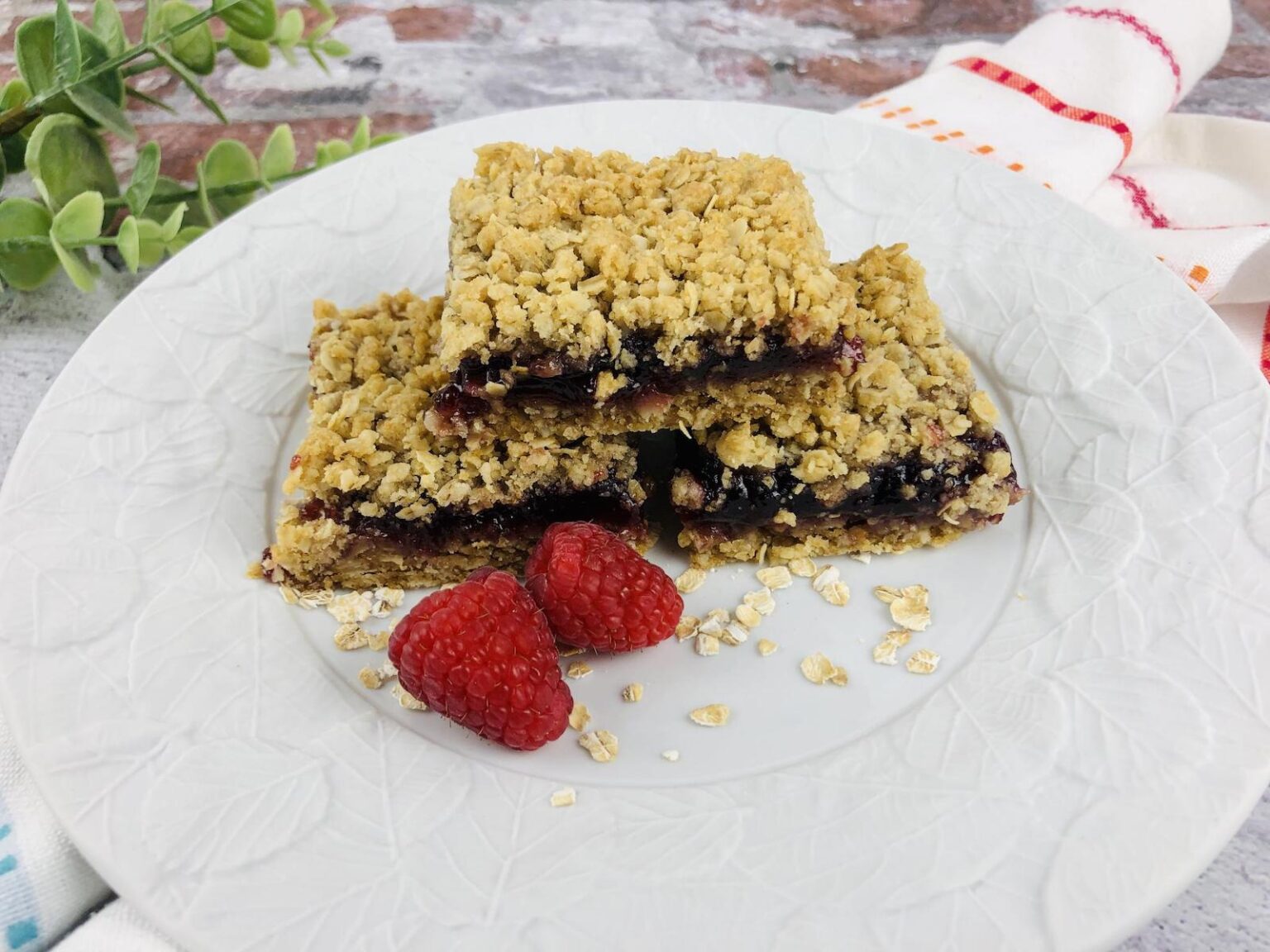 Indulge Your Taste Buds with Delicious Raspberry Oatmeal Bars ...